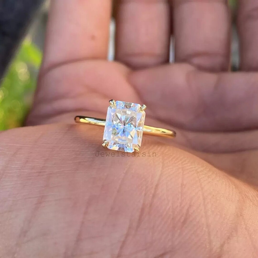 Anillo de compromiso de moissanita de corte radiante: halo oculto ...