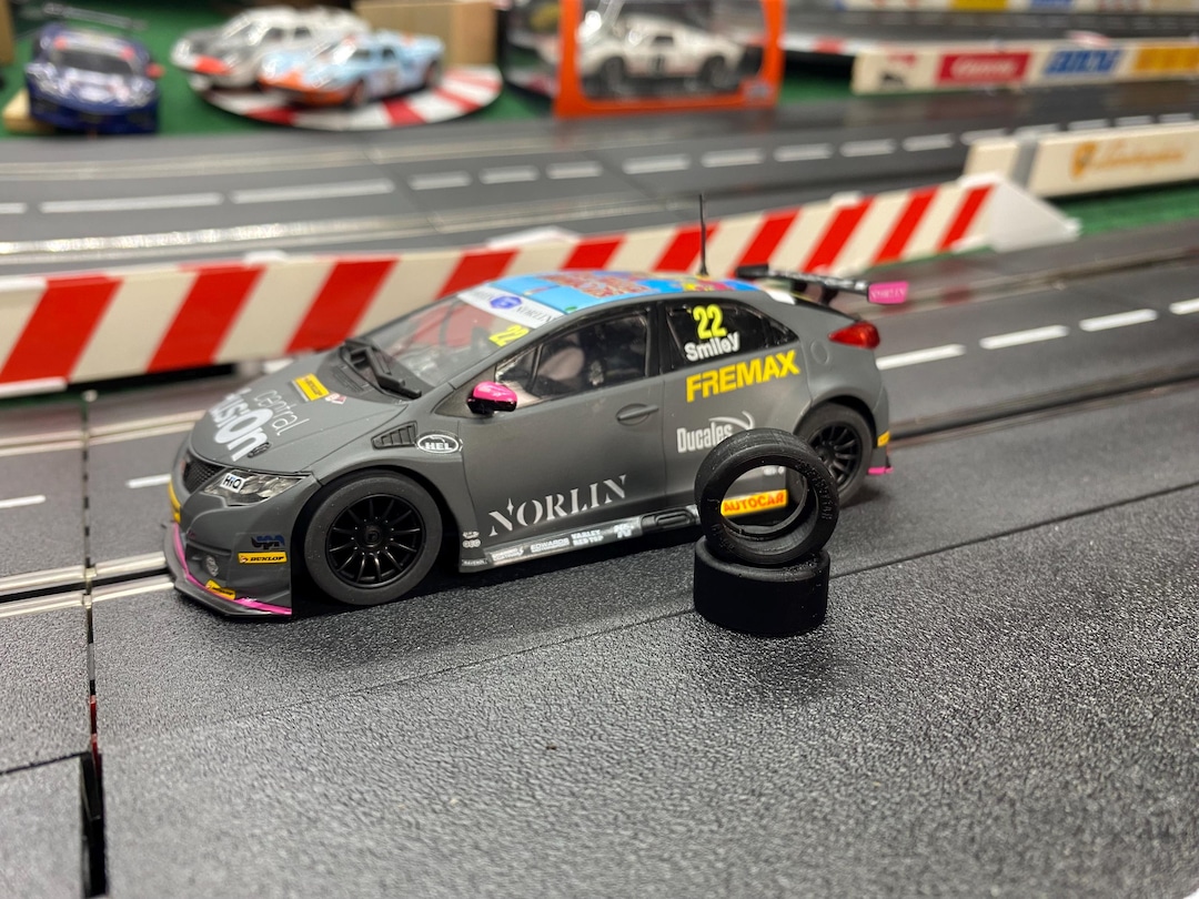 Scalextric BTCC - BMW 125 330, Honda Civic, MG6, Volkswagen Passat CC ...