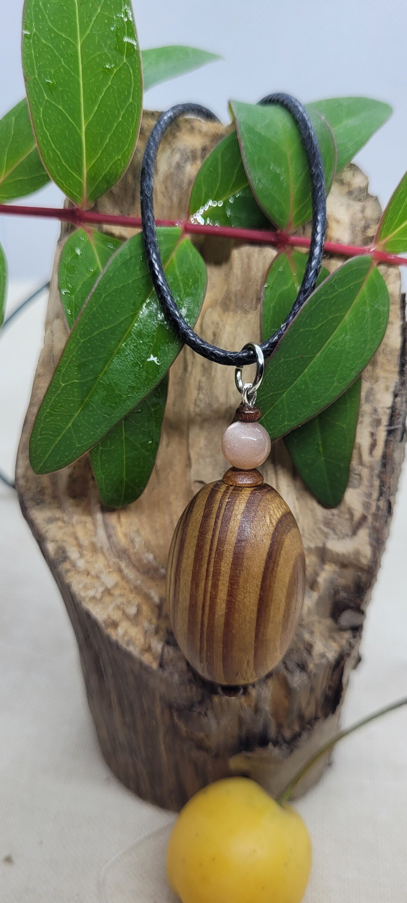 Pendentif artisanal en bois et pierre de soleil naturelle; collier ...
