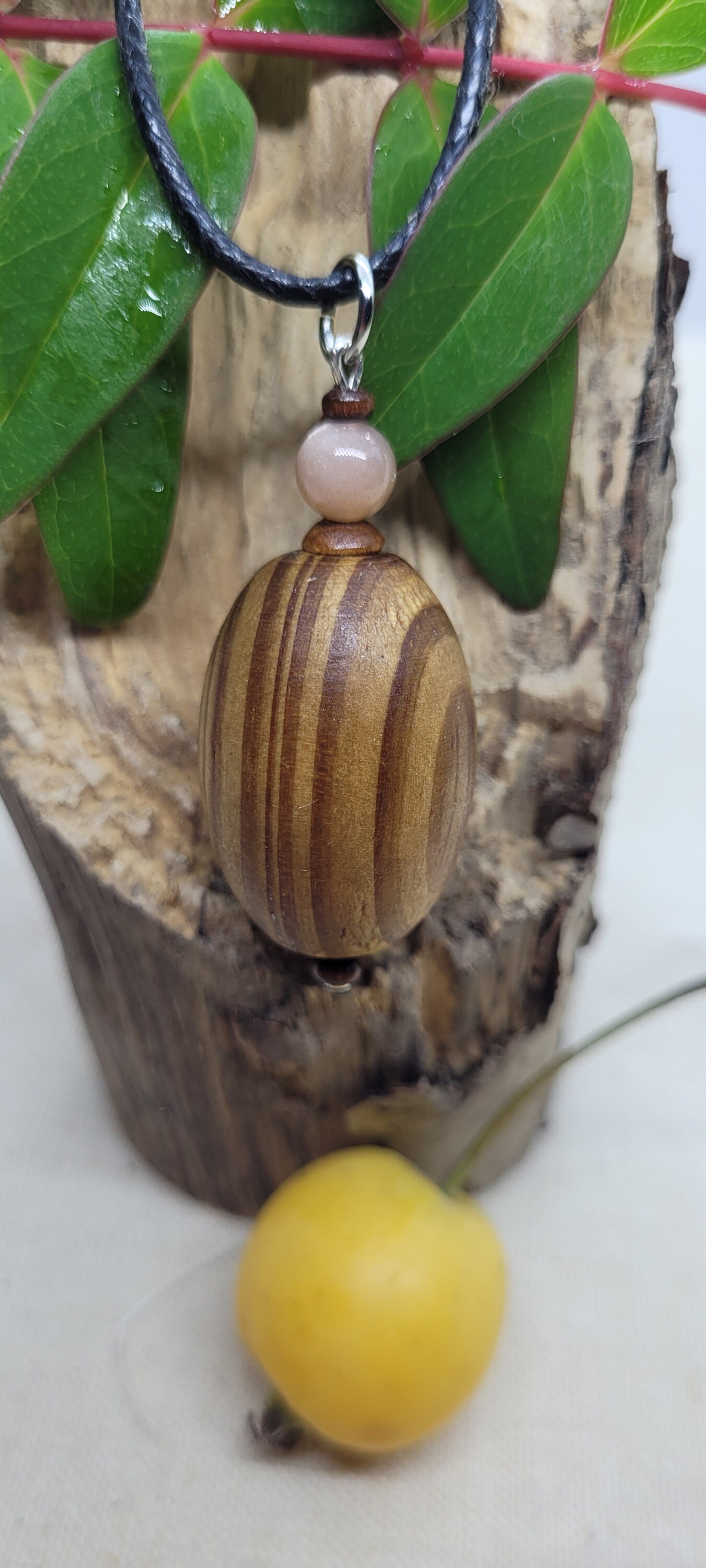 Pendentif artisanal en bois et pierre de soleil naturelle; collier ...