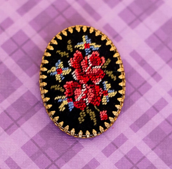 Vintage Gold Tone Oval Floral Pixel Art Brooch - V13 - Gem