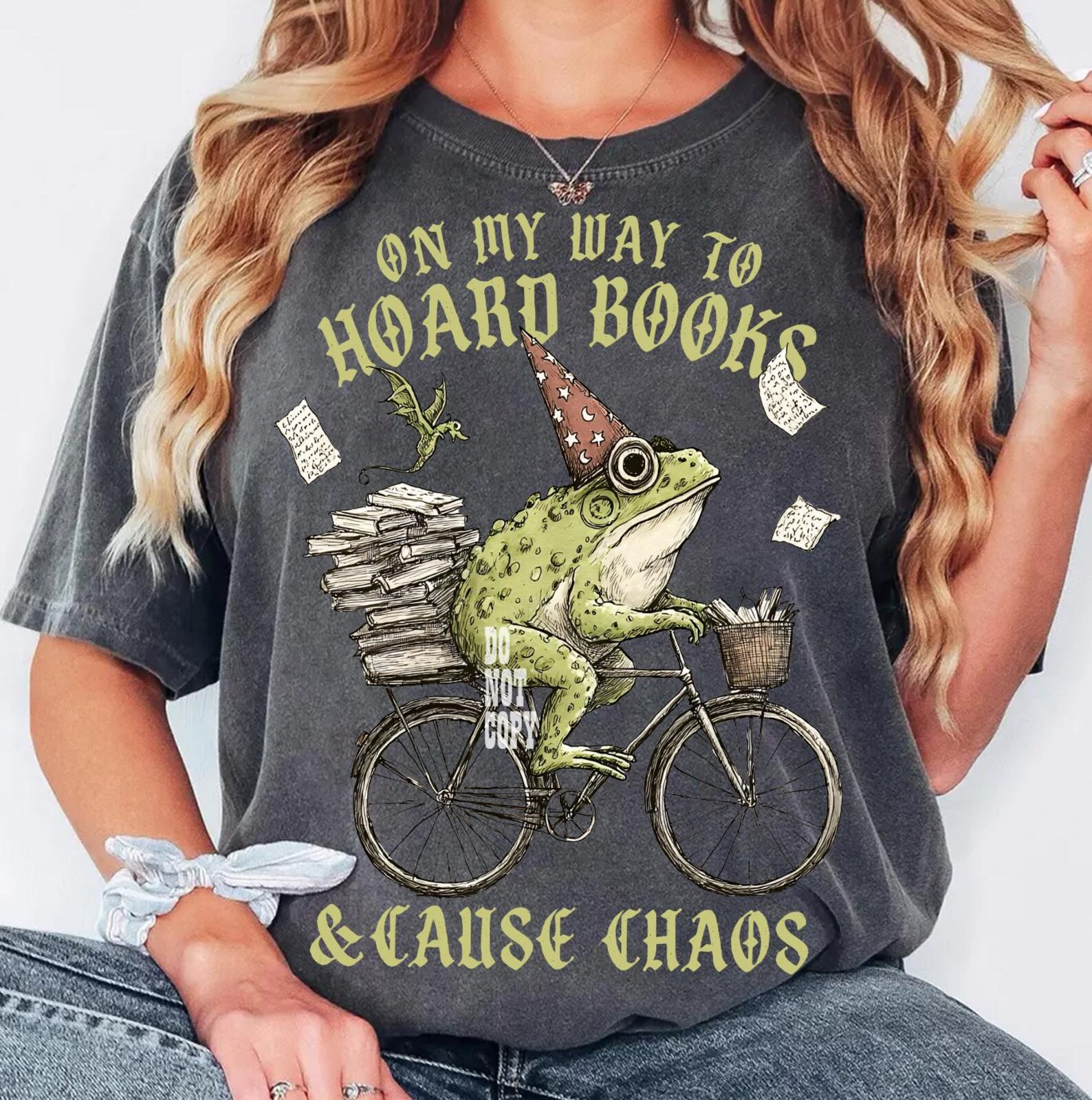 On My Way to Hoard Books Cause Chaos Png, Frog Meme Png, Funny Frog Png ...