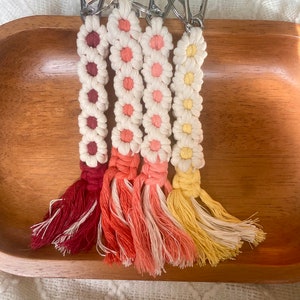 Macramé Daisy Keychains - Etsy