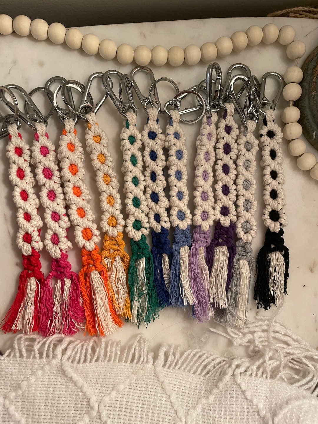 Macramé Daisy Keychains - Etsy
