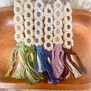 Macramé Daisy Keychains - Etsy