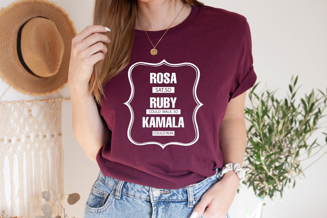Chemise tendance Kamala Harris, Rosa était assise pour que Ruby puisse marcher pour que Kamala ...