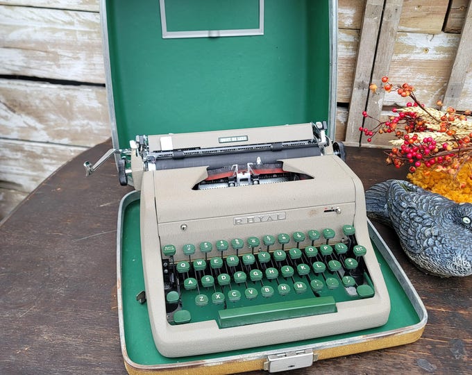 Vintage Royal Typewriter, Green and Brown Typewriter, Quiet De Luxe ...