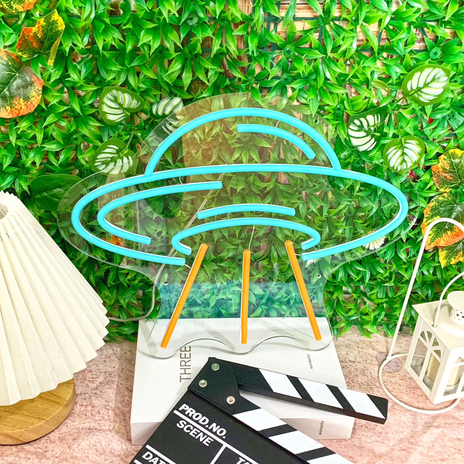 UFO Neon Signs, UFO Sign, Flying Saucer Shape Neon Light Decorations ...