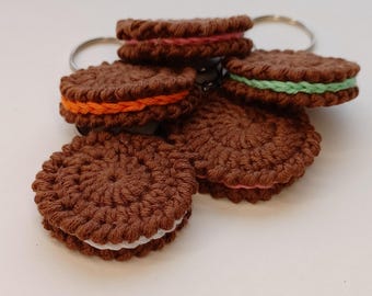 Crochet Oreo Biscuit Keychain, Stuffed Amigurumi Oreo Biscuit Keychain ...