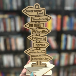 library sign post