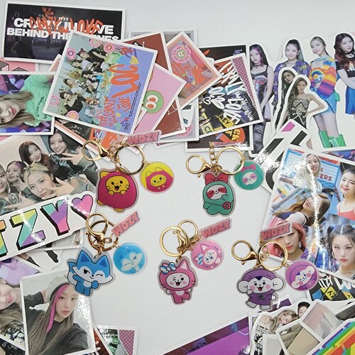 ITZY WDZY Keychain W/ Charm free Stickers - Etsy