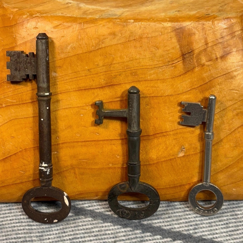 Vintage Chubb Round and Oval Bow Three Old Keys | Original English ...