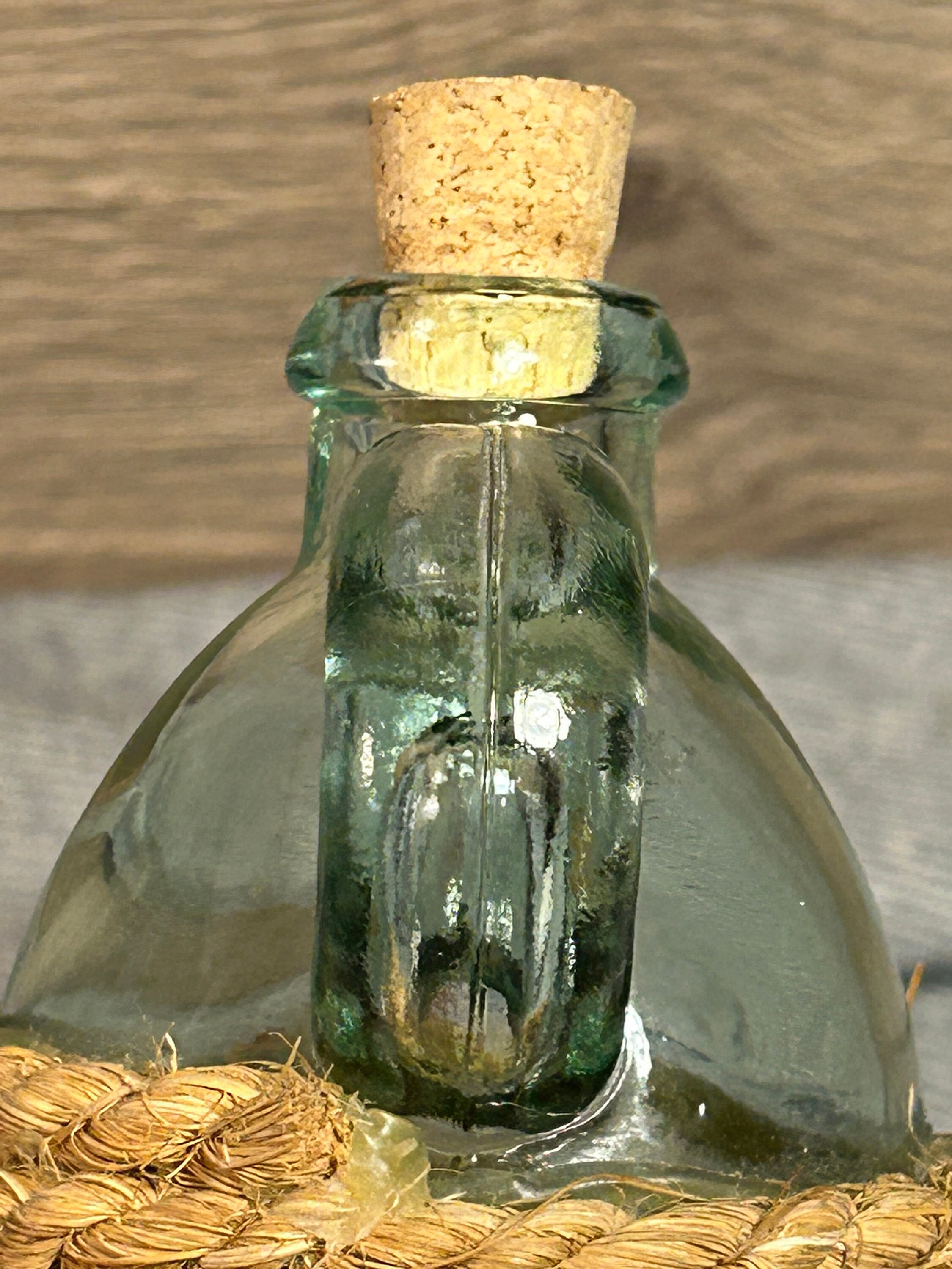 Bouteille en verre transparent enveloppée de jacinthe d'eau, de paille ...