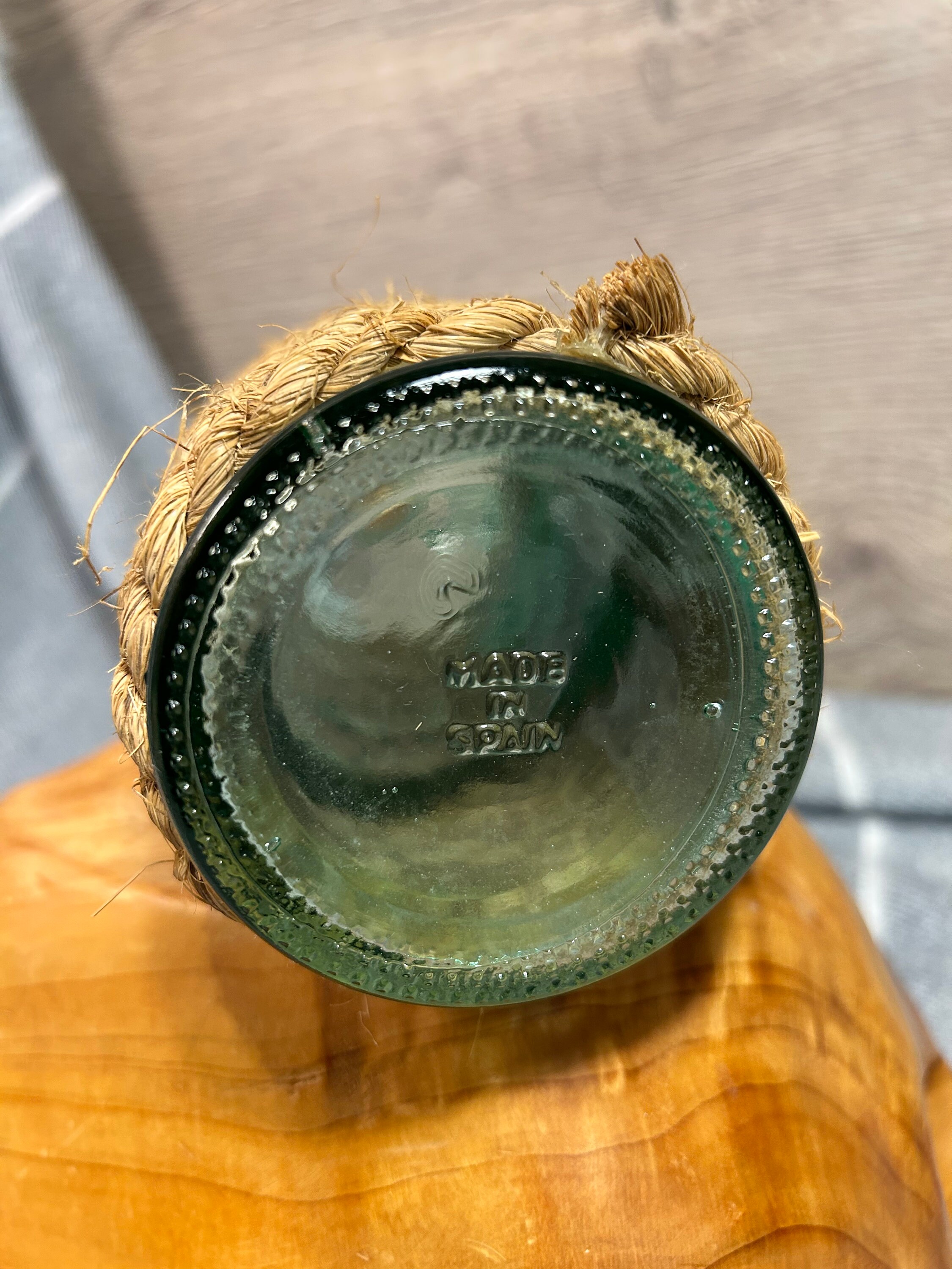 Bouteille en verre transparent enveloppée de jacinthe d'eau, de paille ...