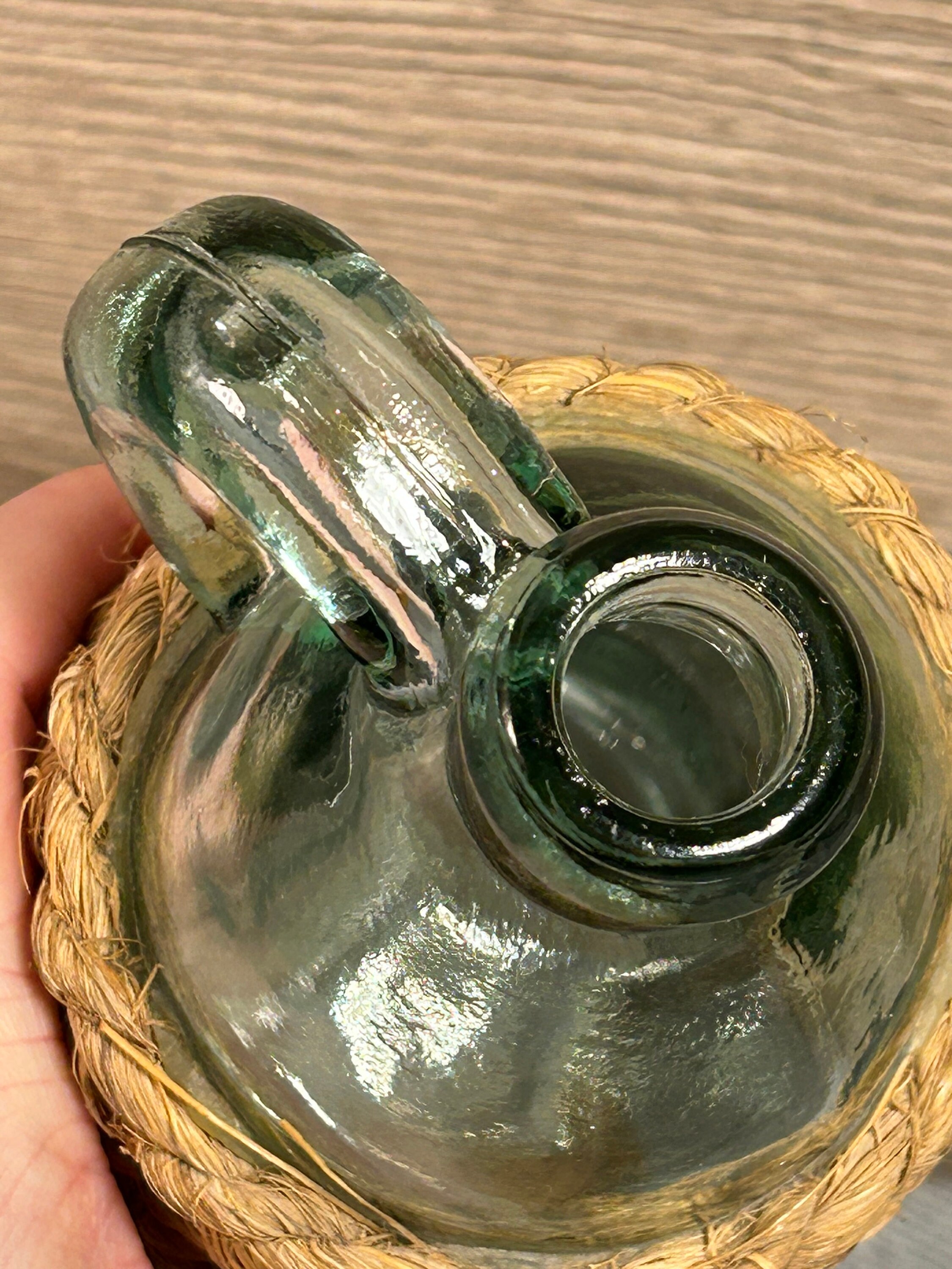 Bouteille en verre transparent enveloppée de jacinthe d'eau, de paille ...