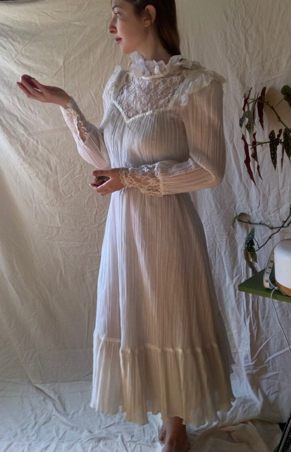 vintage victorian white lace - Gem