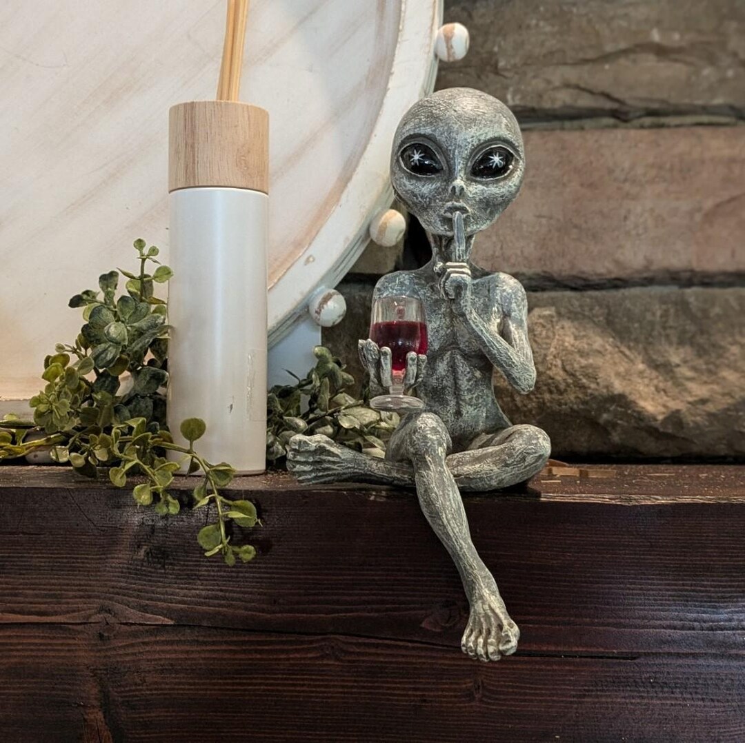 Alien Invasion™ “party Alien” Female Wine Drinking Ledge Lounger © 10 ...