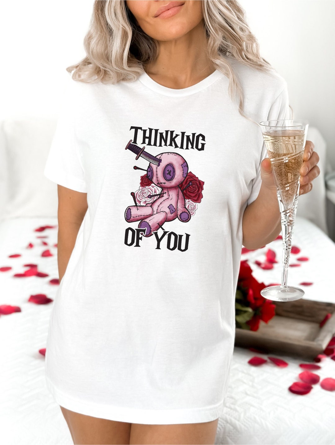 Muñeca vudú pensando en ti camiseta anti día de San Valentín, camiseta ...