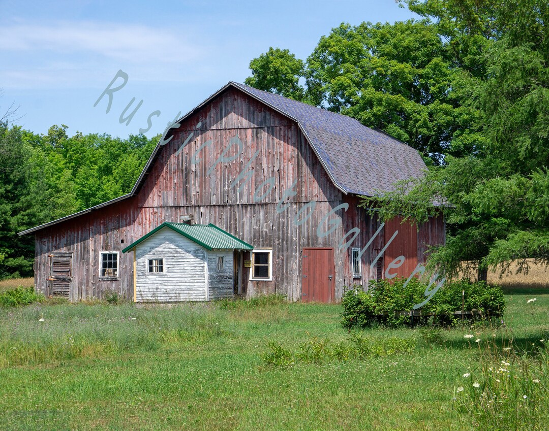Old Red Barn Photo on a Summer Day in Wisconsin. Country Barn Scene ...