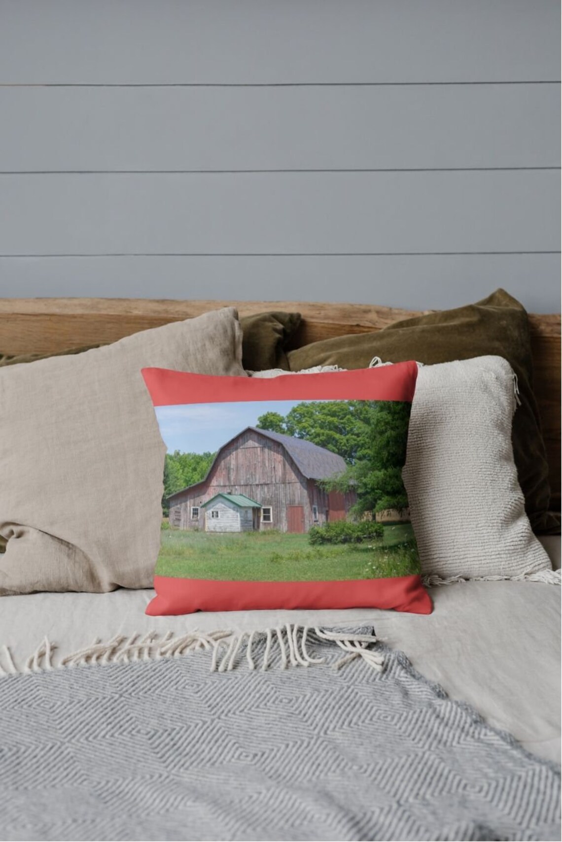 Old Red Barn Photo on a Summer Day in Wisconsin. Country Barn Scene ...