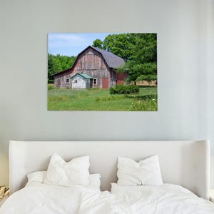 Old Red Barn Photo on a Summer Day in Wisconsin. Country Barn Scene ...