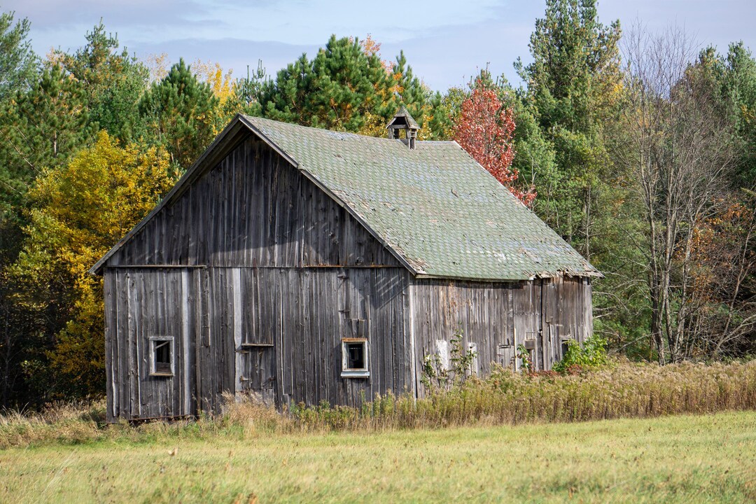 Rustic Farmhouse Building. Wisconsin Fall Landscape Photography. Autumn ...