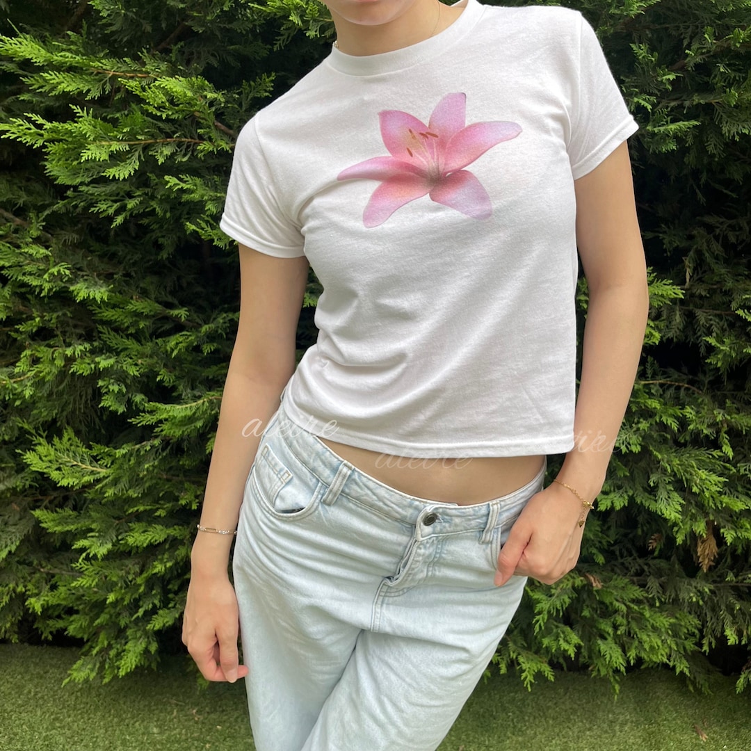 Vintage Inspired Lily Flower Baby Tee Flower Graphic Tee for Women ...