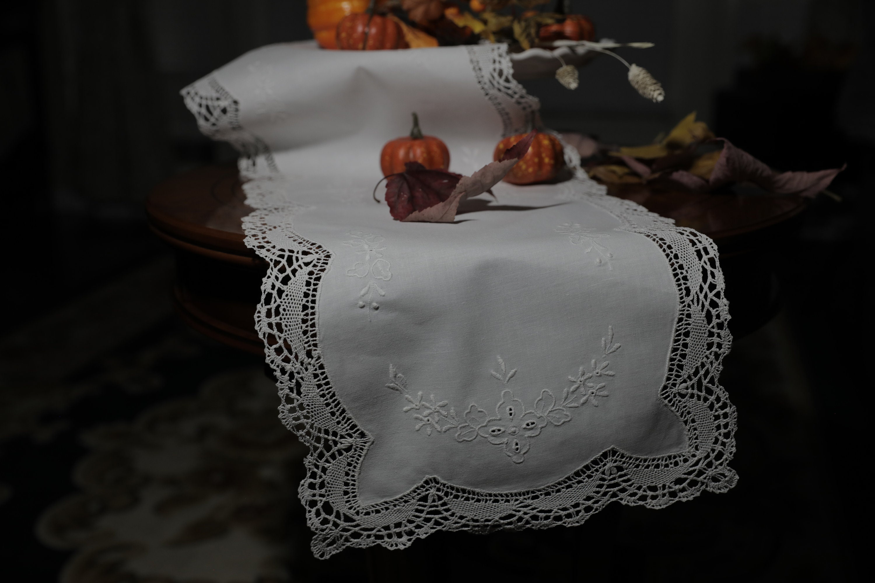 Classic Table Runner, Europe Design and Style, Traditional Clunny Lace ...