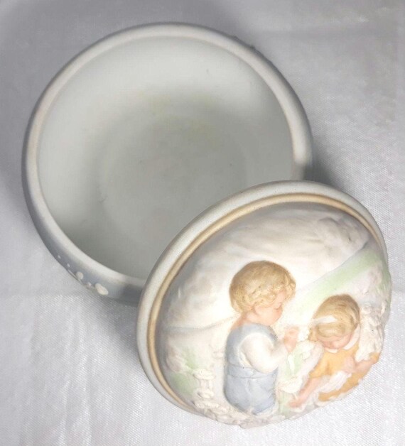 Vintage 1985 Avon Golden Dreams Porcelain Music Box R… - Gem