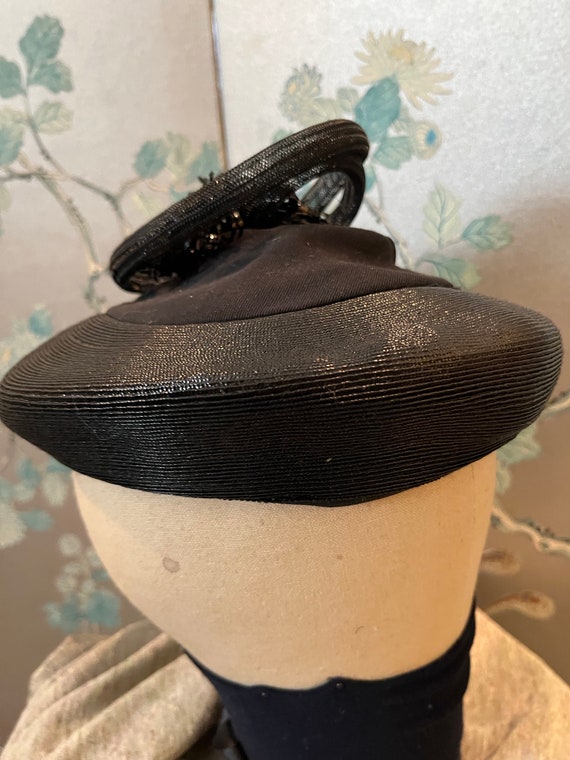 1940 fascinate, black finely woven straw, crown decor… - Gem