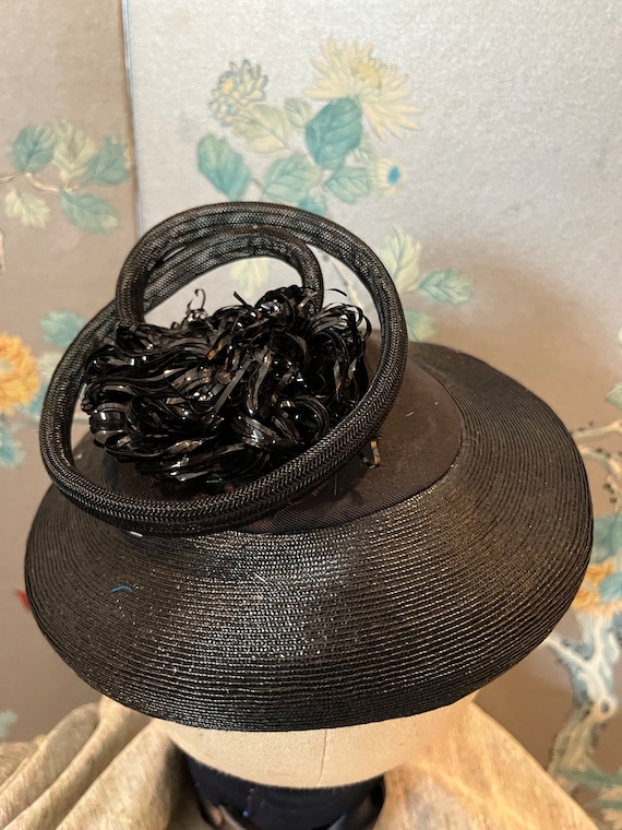 1940 fascinate, black finely woven straw, crown decor… - Gem