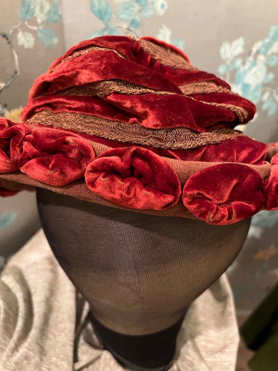 1920 Burnt red velvet and bronze woven wire, cloche h… - Gem