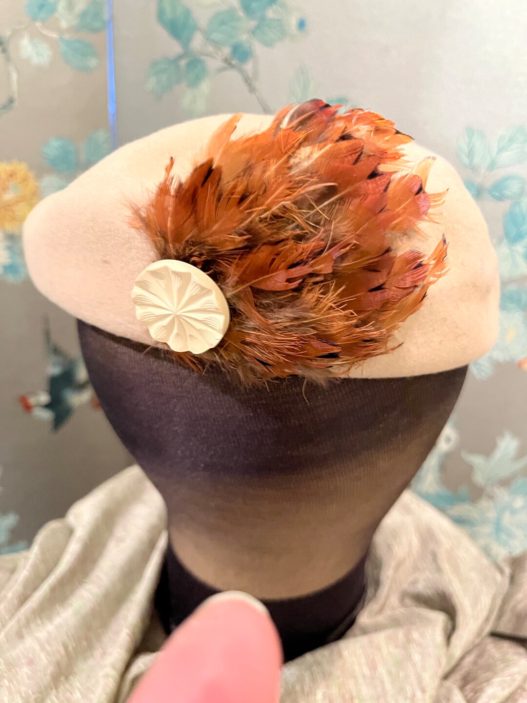 1950 Beret, Felt Hat With Pheasant Feathers and a Vintage Button - Etsy
