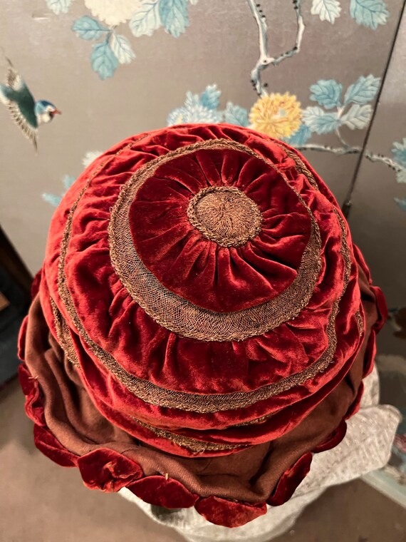 1920 Burnt red velvet and bronze woven wire, cloche h… - Gem
