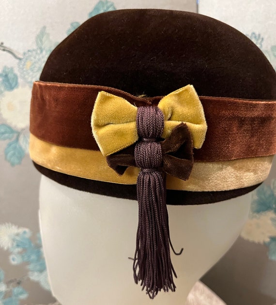 1960 vintage, “Mr. Dave” dome hat, brown velvet adorn… - Gem