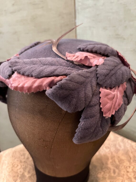 1950 charcoal grey velour felt and satin leaf hat, gr… - Gem
