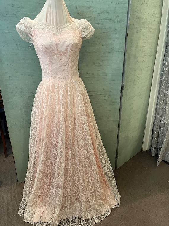 30’s lace evening gown, powder pink lining with a whi… - Gem