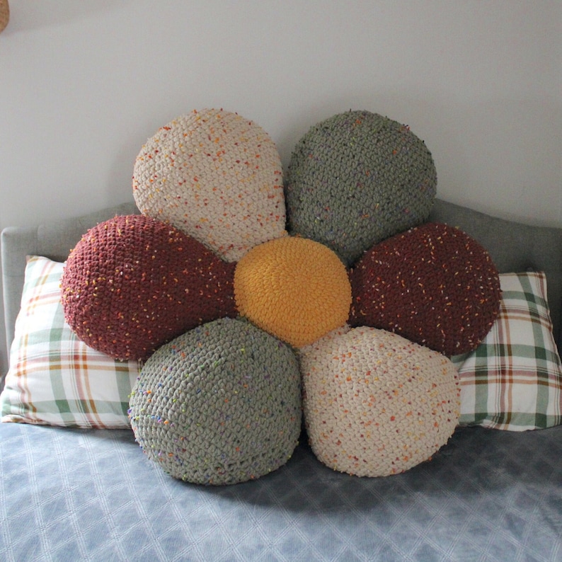 Colossally Cozy Daisy Pillow Crochet Pattern - Etsy