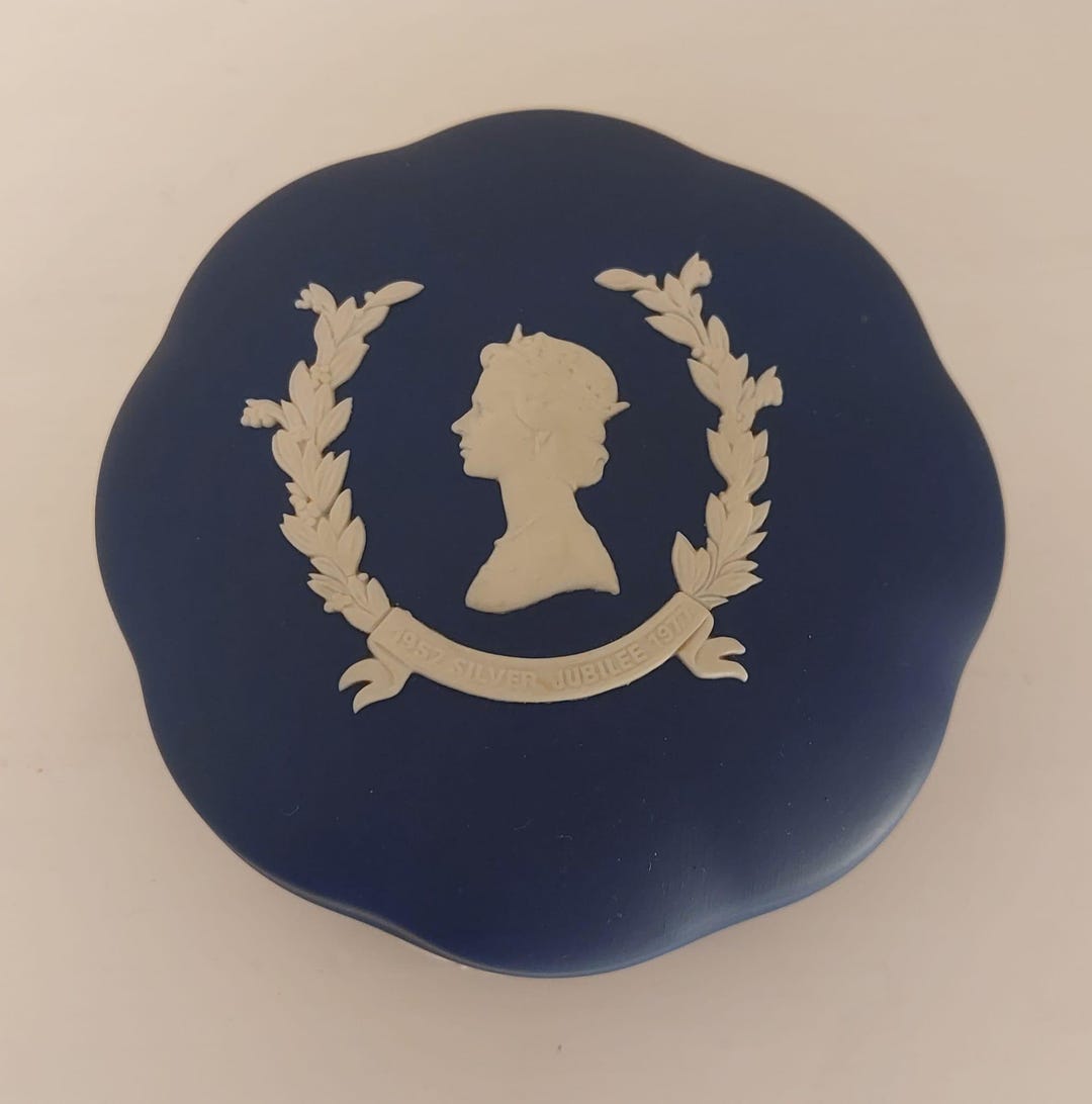 Wedgwood Royal Blue Jasperware Queen Elizabeth 2nd Silver Jubilee Scollop-edged Candy Box - Etsy