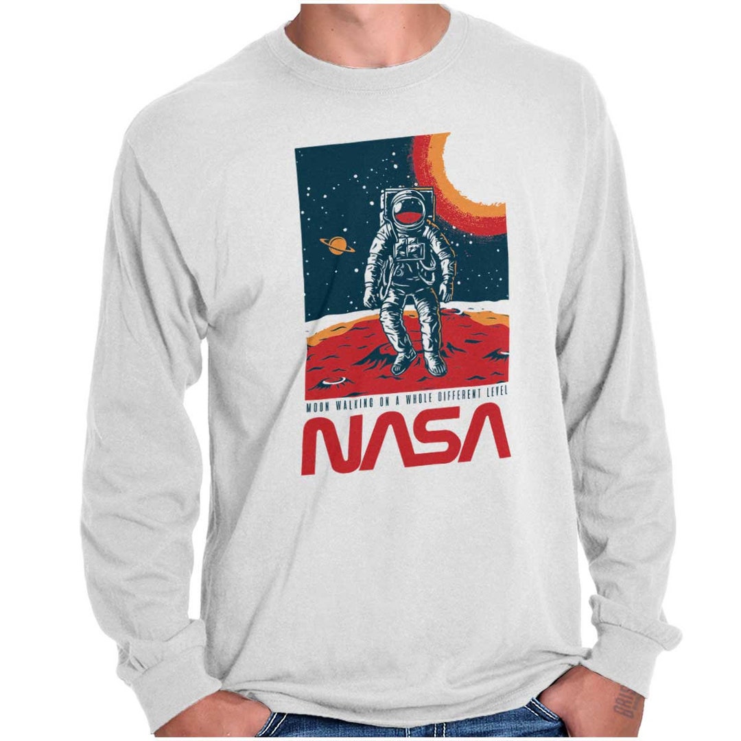 NASA Astronaut Spaceman Man on the Moon Gift Long Sleeve Tshirt for Men ...