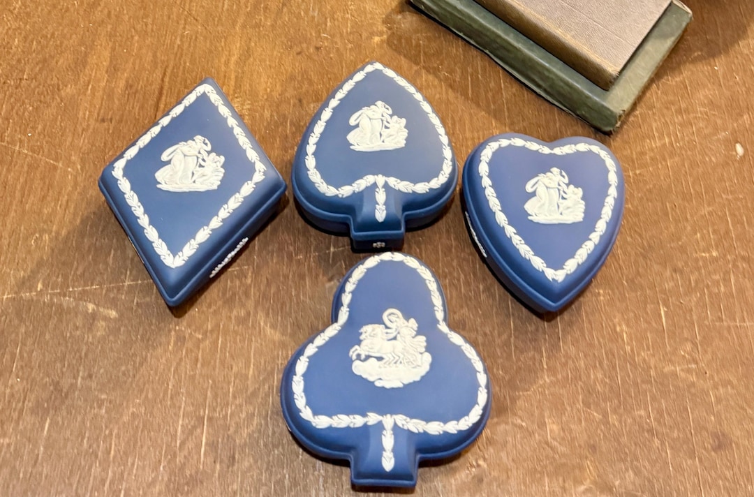 Wedgwood Jasperware Portland Blue Trinket Box – Heart, Diamond, Spade ...