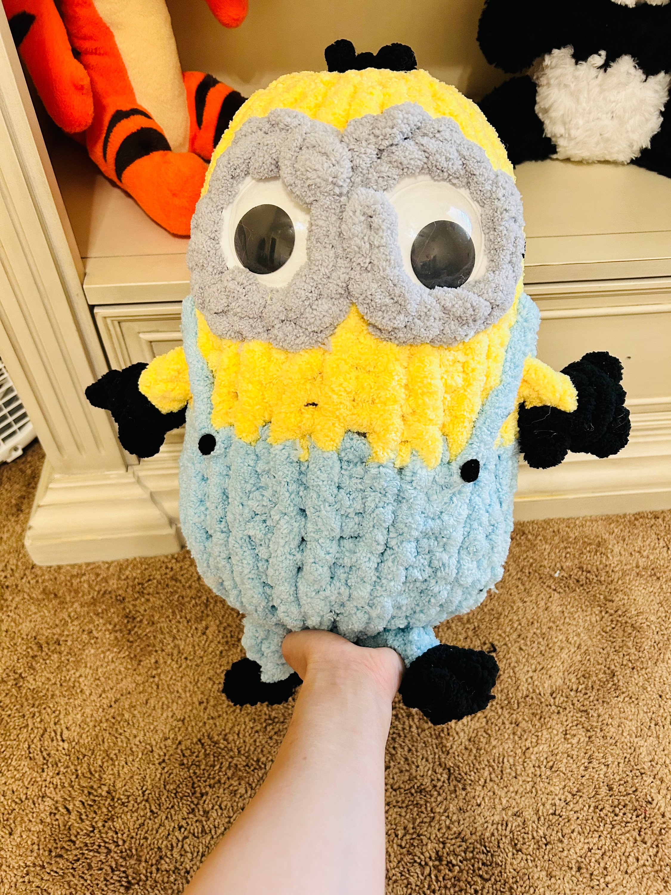 Hand Knit a Chunky Minion Minion Plushie Chunky Hand Knitting Tutorial ...