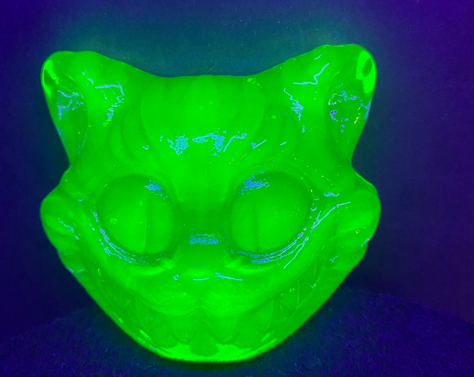 Uranium Vaseline CHESHIRE CAT Green Glowy Glass Smiley Cat - Etsy