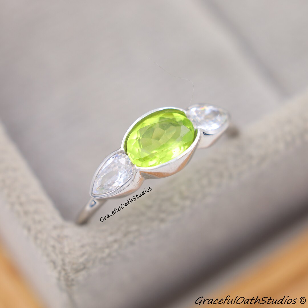 Peridot Oval Cut 3 Stone Ring Green Gemstone Wedding Ring - Etsy