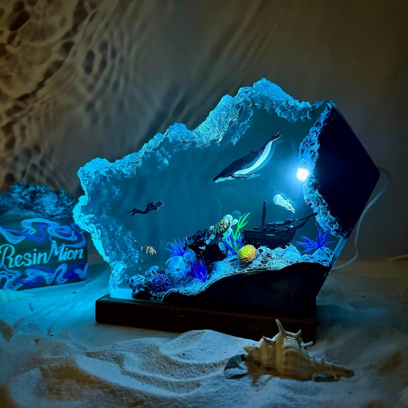 Luminária de madeira em resina epóxi, com baleia jubarte e tartaruga ...