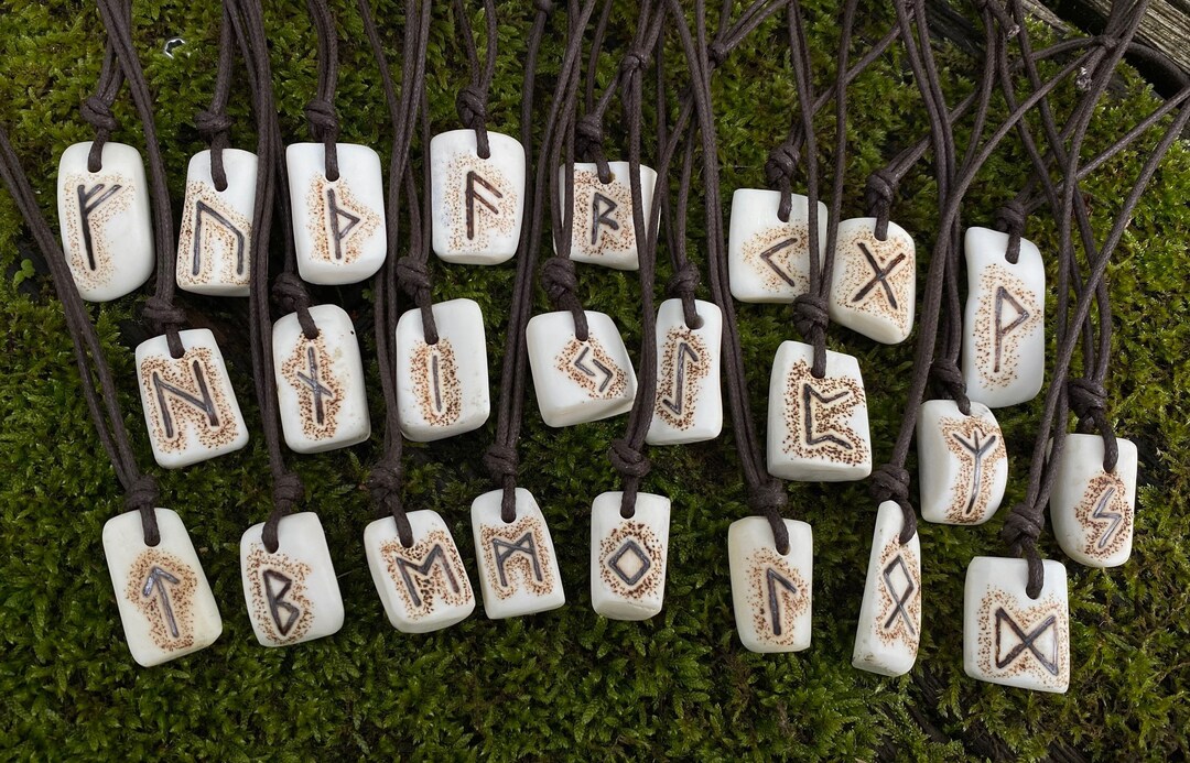 Eingebrannte Runen auf Knochen-Anhängern - Etsy.de