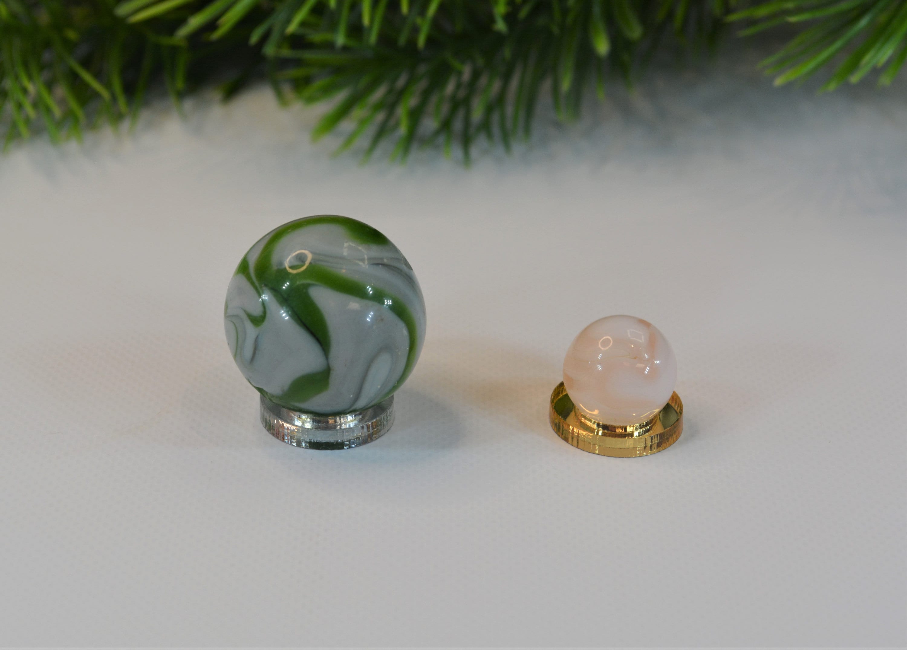 Mirrored Acrylic Circle Marble Display Stands, Acrylic Marble Display ...