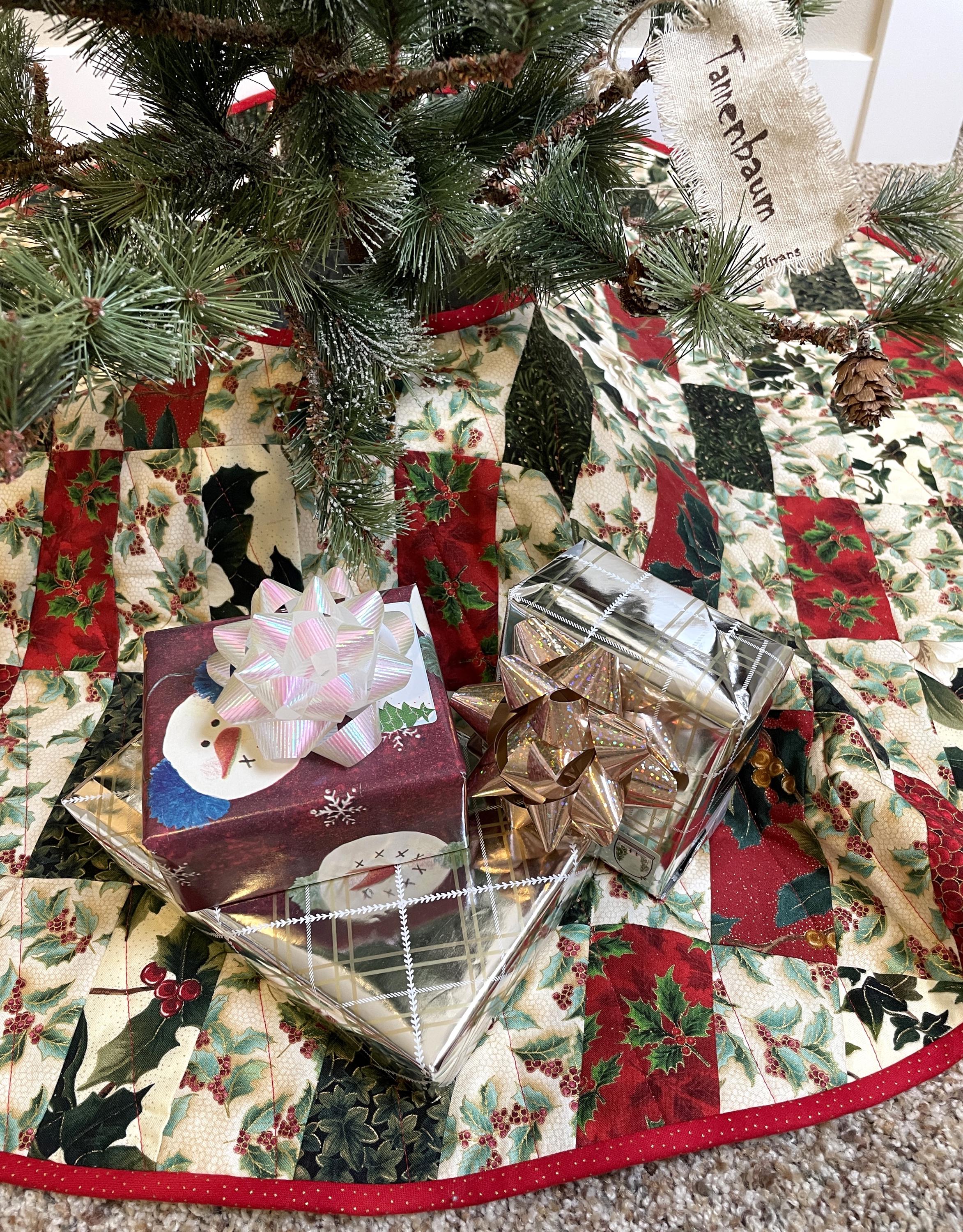 Sweet Circular 40 Inch Quilted Christmas Tree Skirt in Multiple Holiday ...