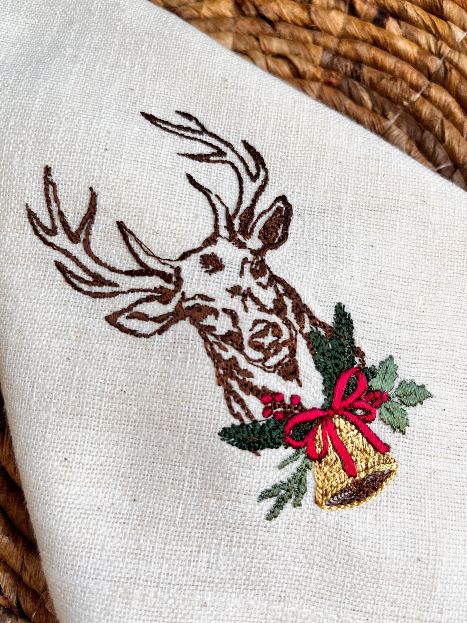Reindeer Christmas Cloth Napkins - Festive Table Linens and Hostess ...