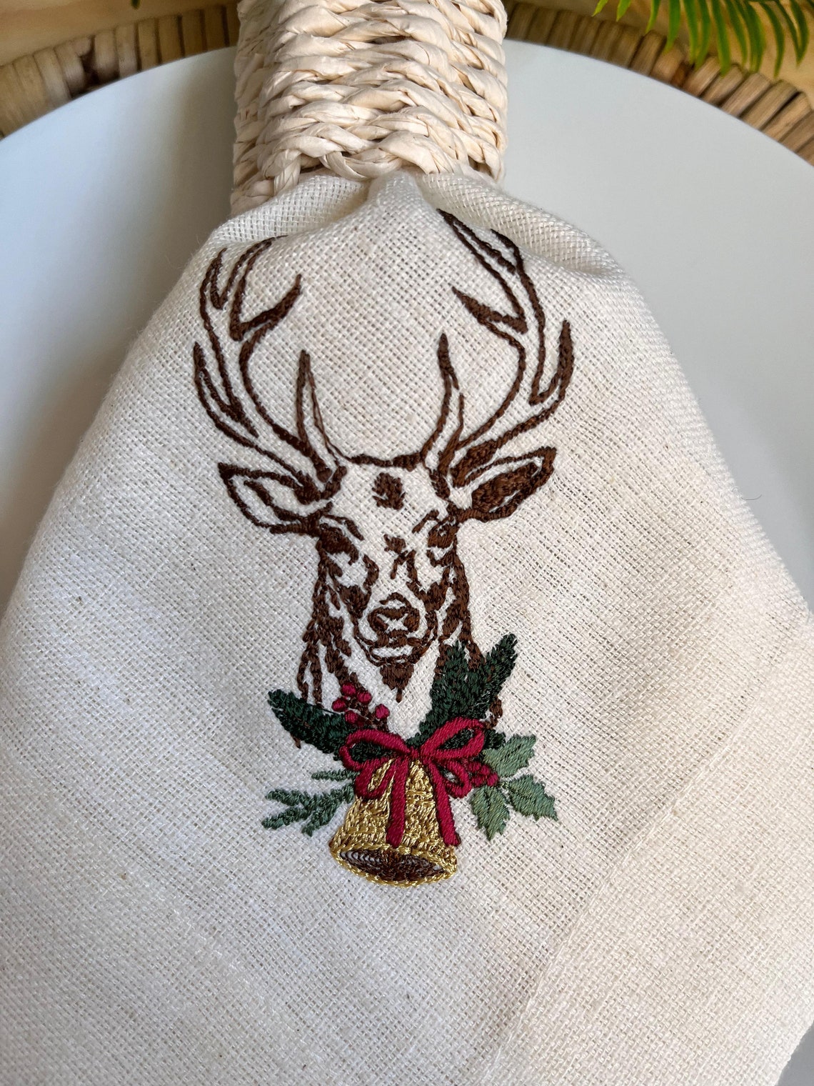 Reindeer Christmas Cloth Napkins - Festive Table Linens and Hostess ...